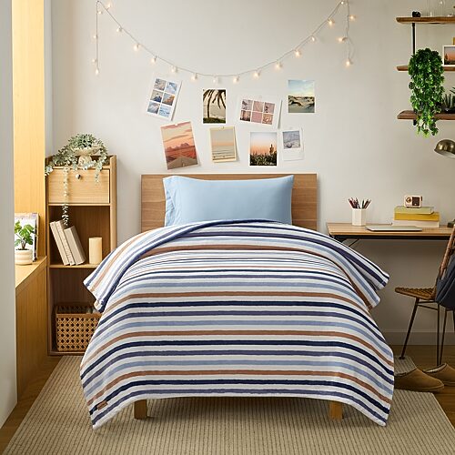 Click here for Bearpaw Super Cozy Midweight Blanket  One Size  Bl... prices