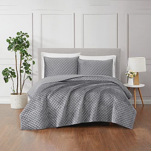 Click here for Royal Velvet Diamond Velvet 3pc. Quilt Set prices