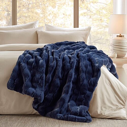 Click here for Madison Park Camille Faux Fur Washable Midweight T... prices