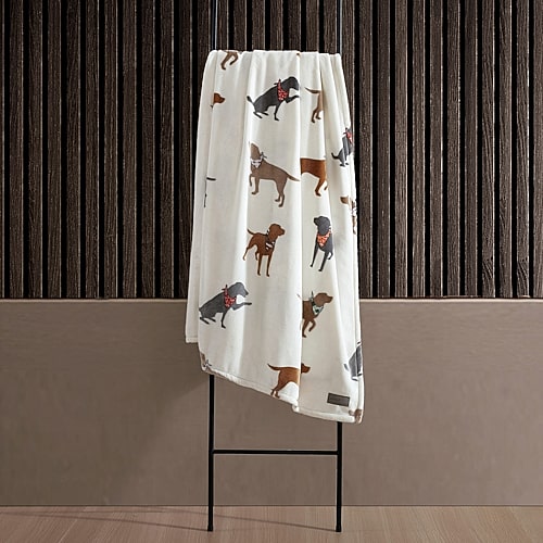 Click here for Eddie Bauer Dogs With Scarves Plush-Fleece Blanket prices