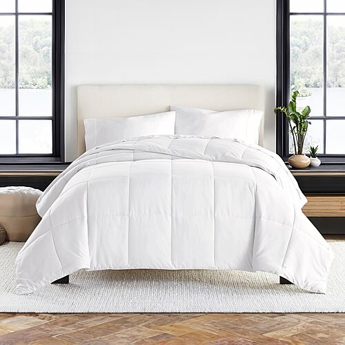 ienjoy Home All Season Lightweight Solid Down Alternative Comforter  King/California King - White