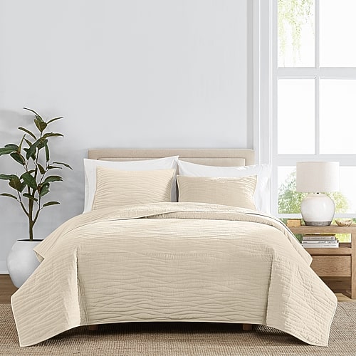 Click here for Royal Velvet Wavy Cotton Velvet 3pc. Quilt Set prices
