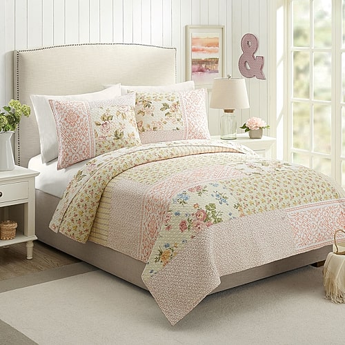 Click here for Mary Janes Home Sweet Blooms Quilt  One Size  Pink prices