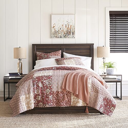 Click here for Linden Street Westgrove Quilt  One Size  Red prices