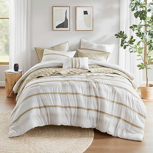 Click here for Madison Park Carolina Stripe 7-Pc. Comforter Set... prices