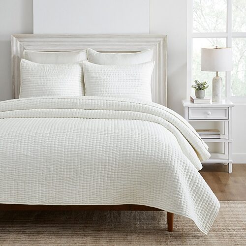Click here for SUPERIOR Bella Silk Handmade Luxury Quilt  One Siz... prices